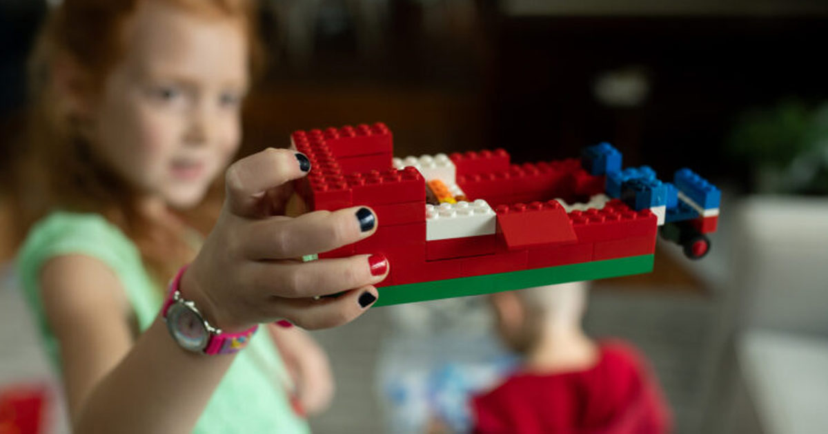 Simple Christmas LEGO Challenge for Kids - HOAWG