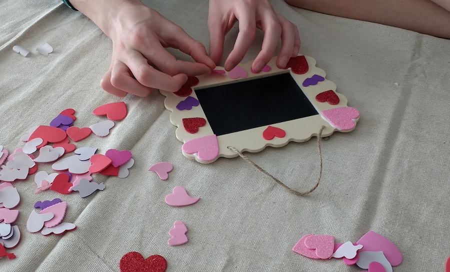 Adorable DIY Heart Frame Craft for Valentine’s Day - HOAWG