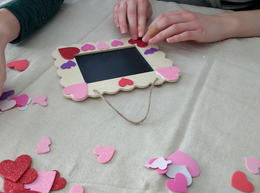 Adorable DIY Heart Frame Craft for Valentine’s Day - HOAWG