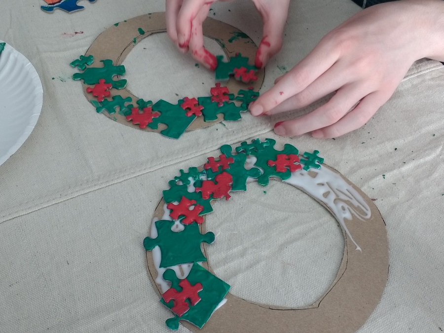 Puzzle Piece Wreath Christmas Craft Easy for Toddlers - HOAWG