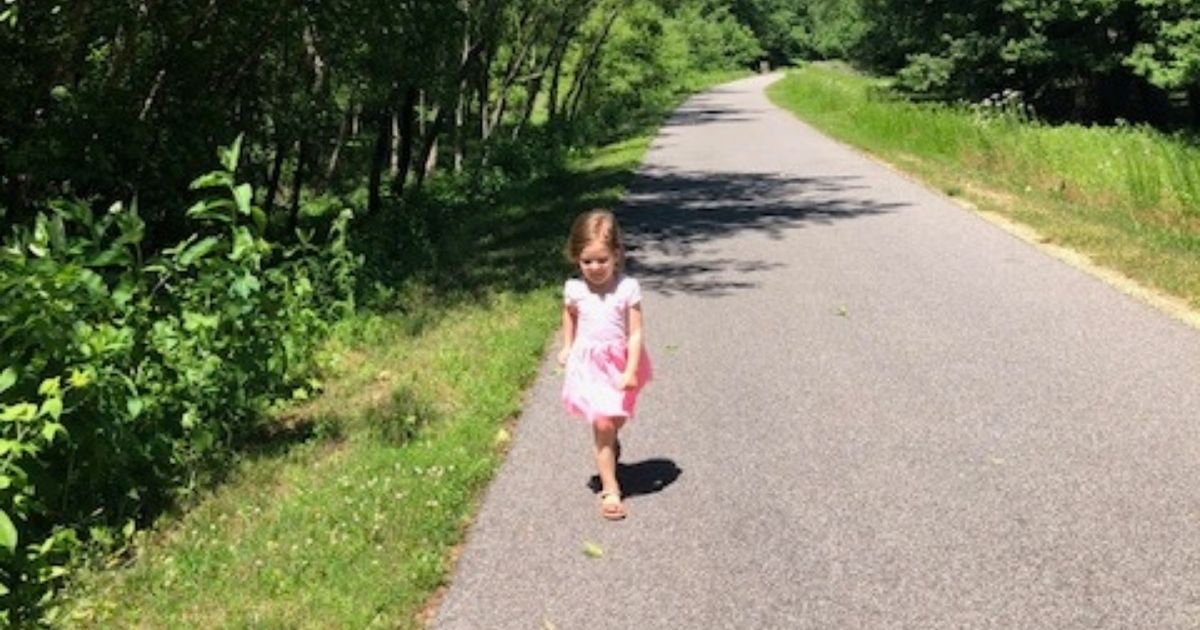 Experience Nature with A Simple Outdoor Sensory Walk - HOAWG