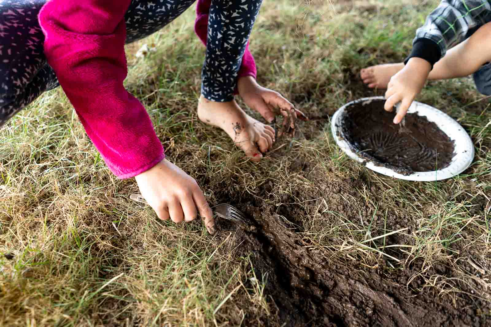 Outdoor Play Cooking: Make a Nature & Mud Pizza - HOAWG®️
